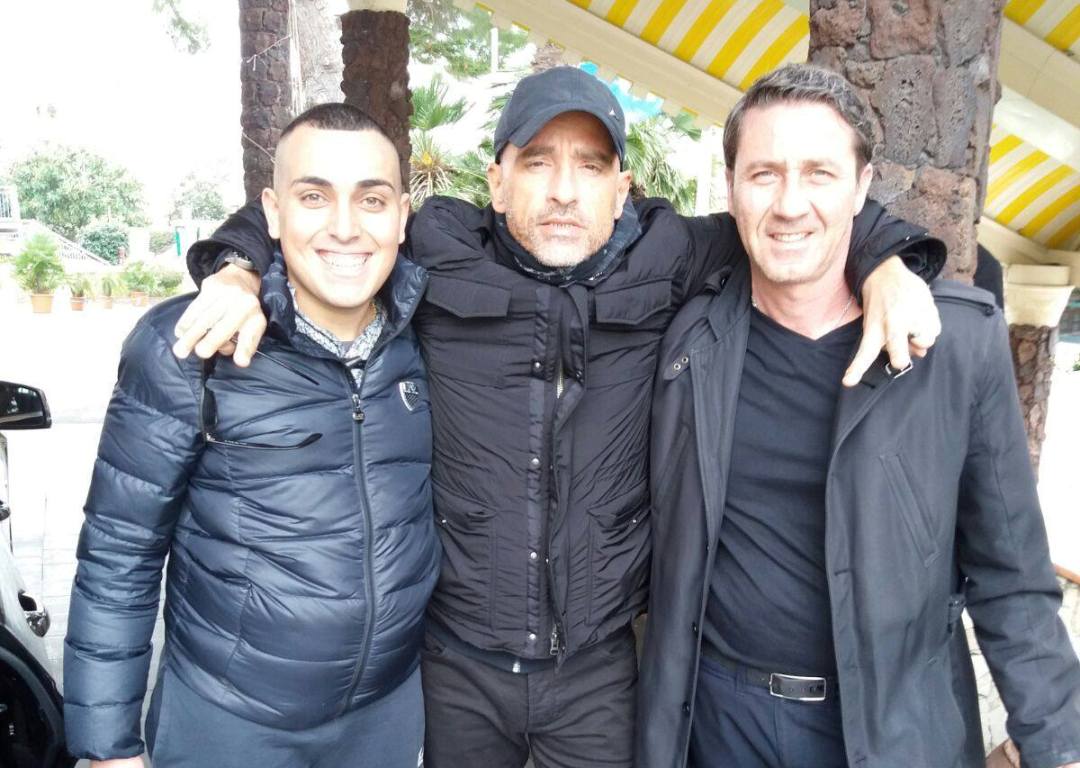 Eros Ramazzotti in giro per Taormina e Giardini: autografi e foto con i ...